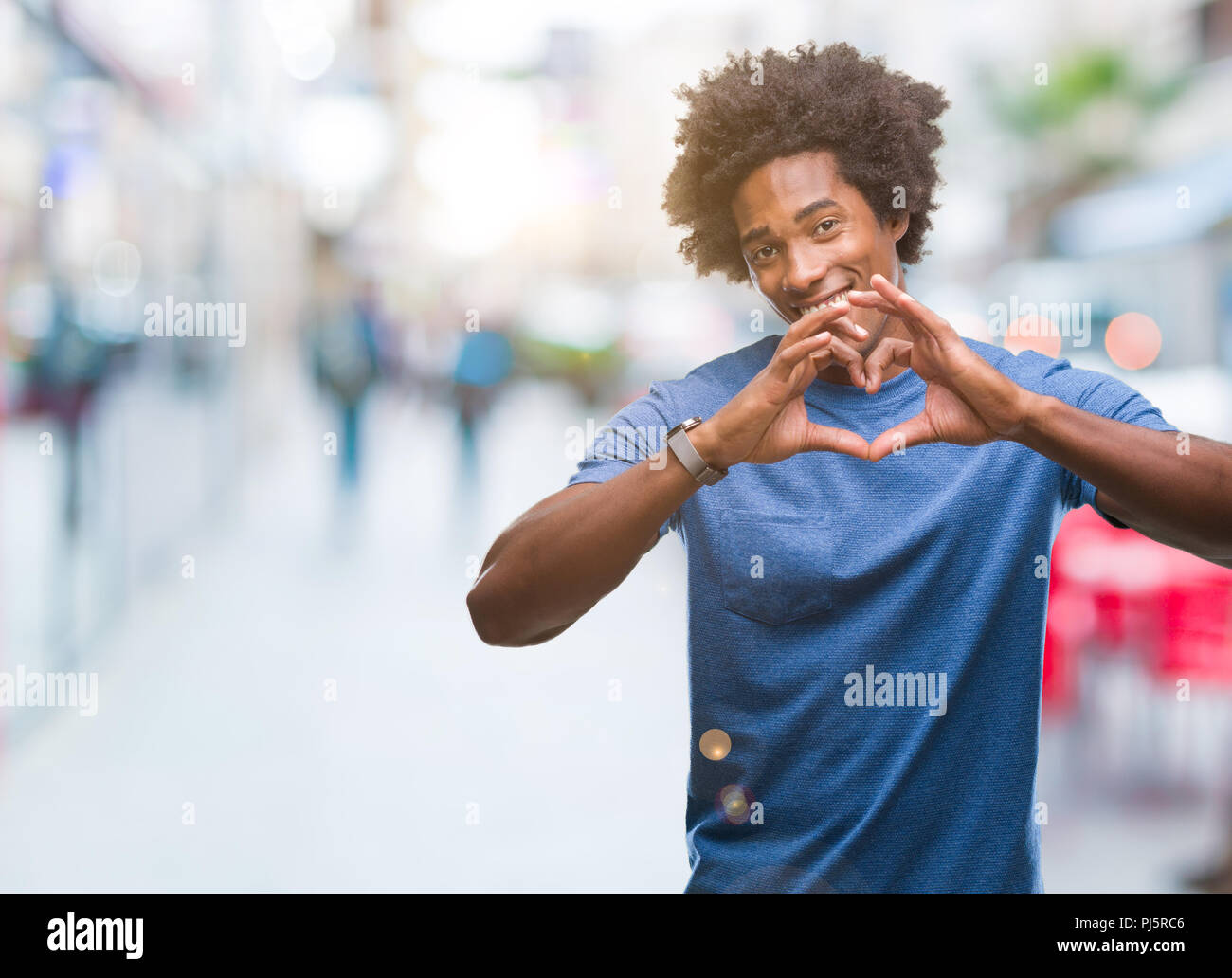 Au cours de l'homme afro-américain de fond isolé smiling in love ...