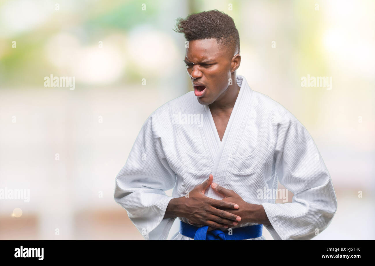 Young african american man sur fond isolé portant des kimono avec la ...