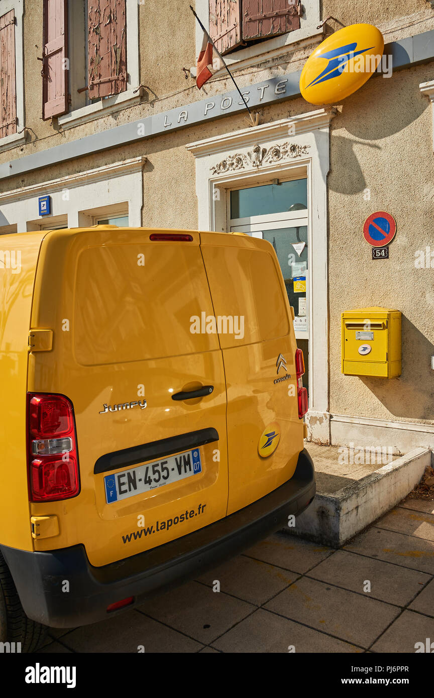 Boîte aux lettres jaune français Banque de photographies et d’images à ...