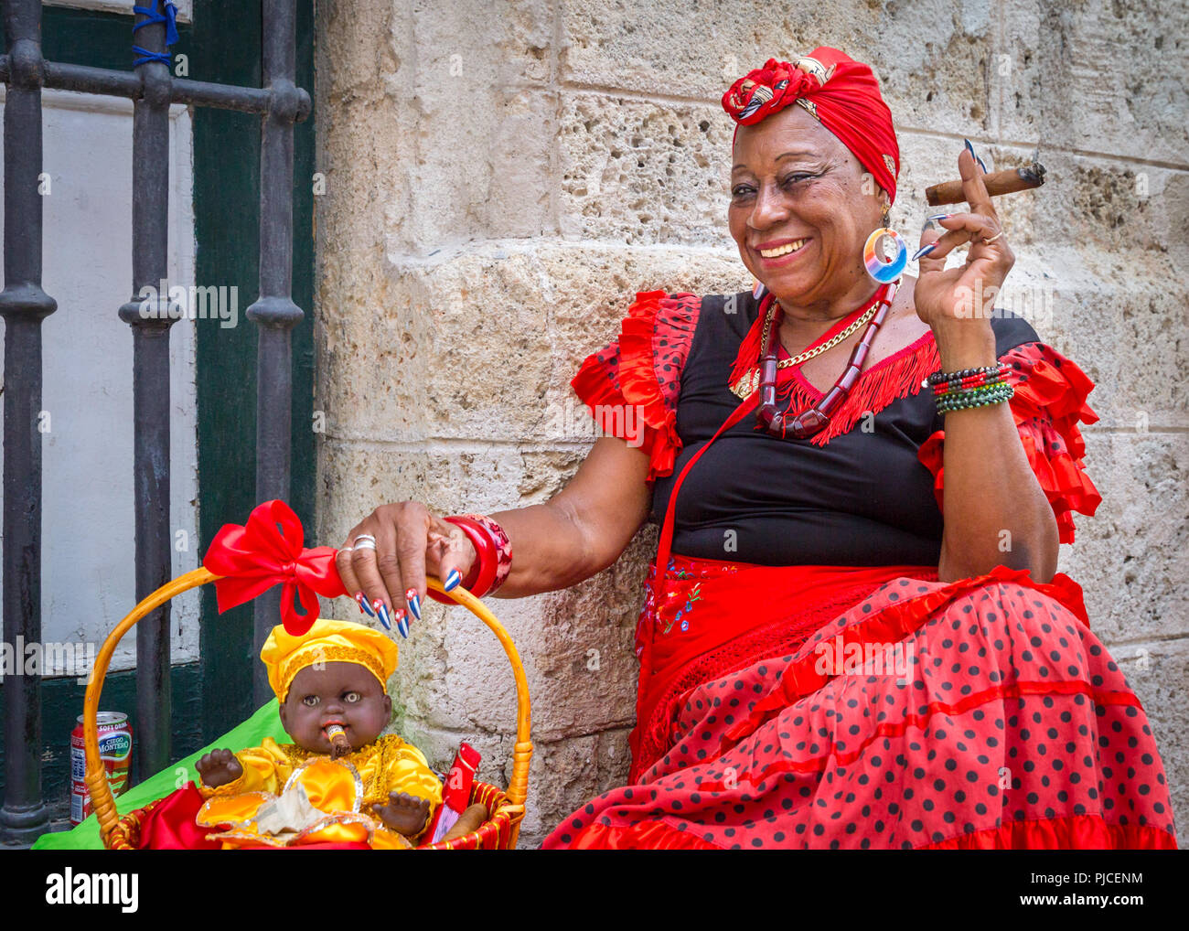 Cuba Havana Woman Cigar Posing Banque d'image et photos - Alamy