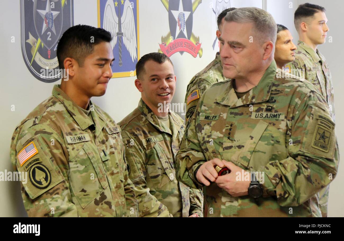 Le Général Mark Milley, Chef d'état-major, parle avec le Lieutenant ...