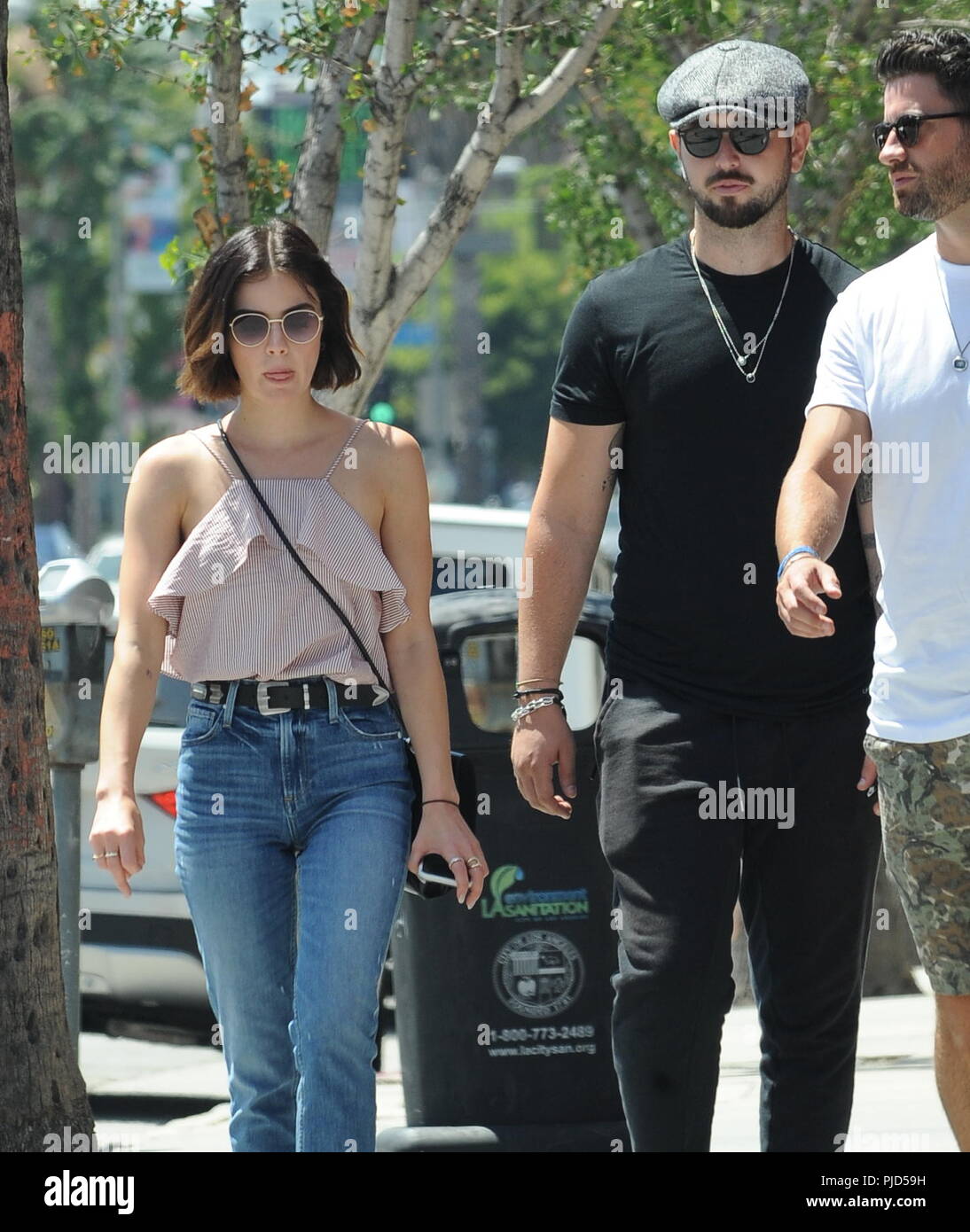 L'actrice Lucy Hale saisissant le déjeuner avec Ashley Greene's mari ...