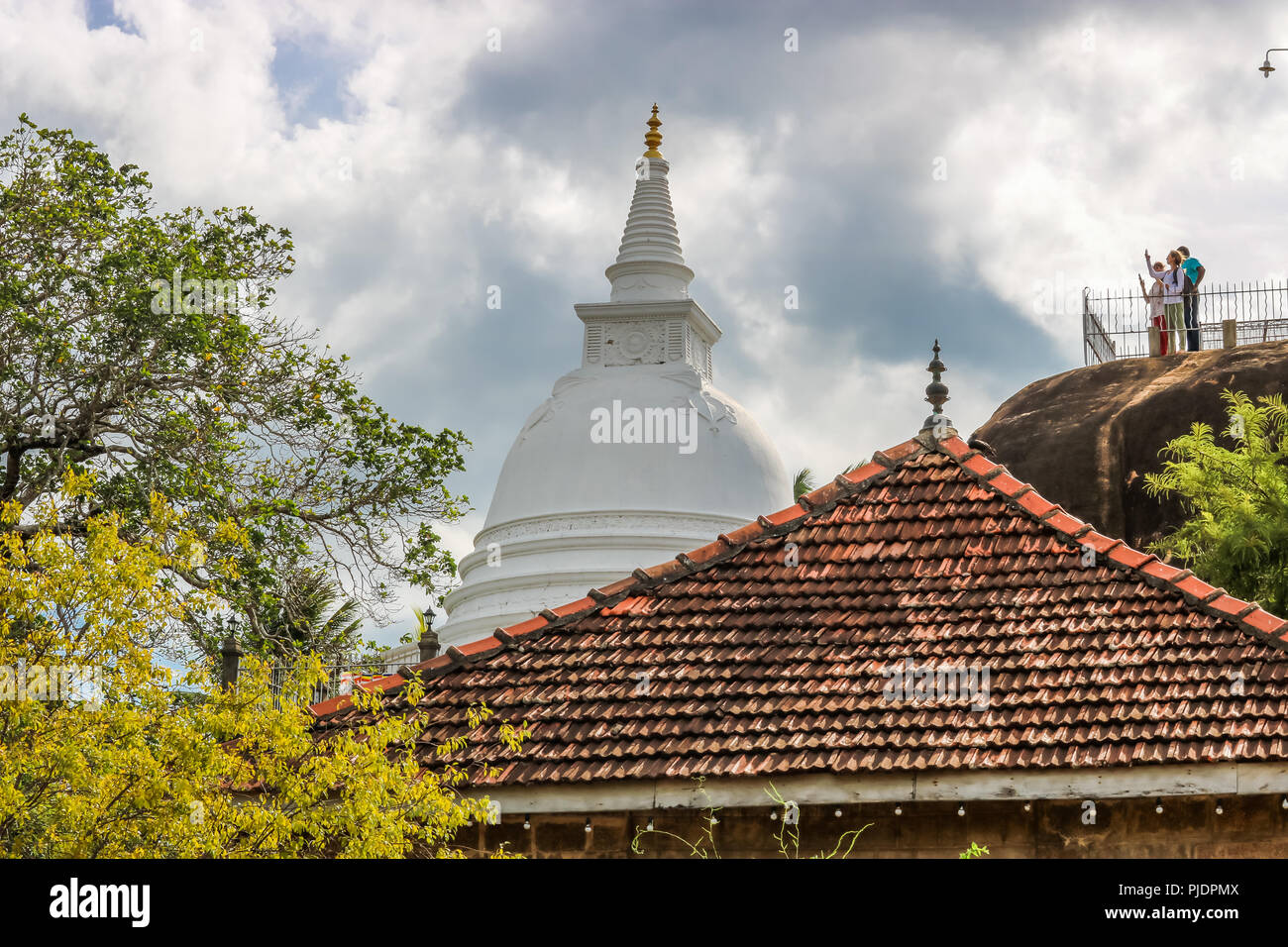 Rock temple of isurumuniya Banque de photographies et d’images à haute résolution - Alamy