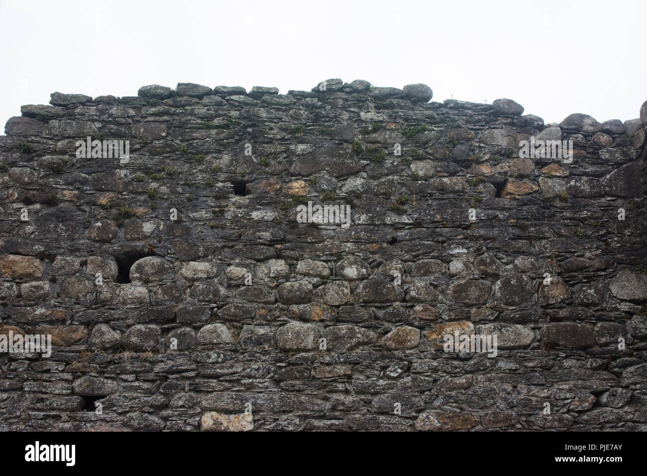 6 ancien siècle mur de pierre avec des trous de sorte que les tempêtes ...