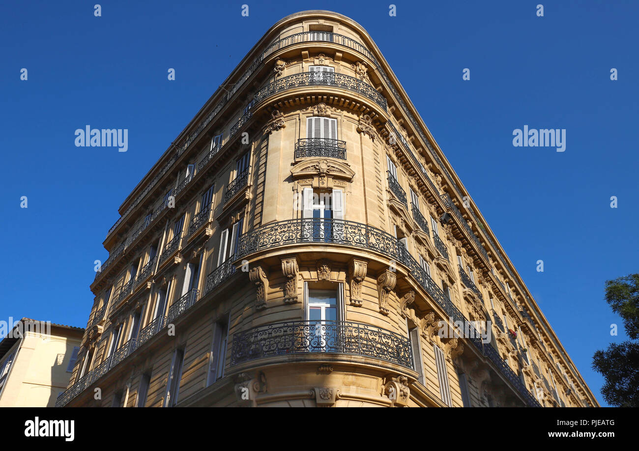 Immeuble parisien haussmannien Banque de photographies et d’images à ...
