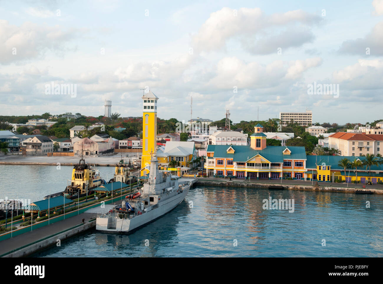 La vue de la ville de Nassau et d'un port terminal dans un coucher du ...
