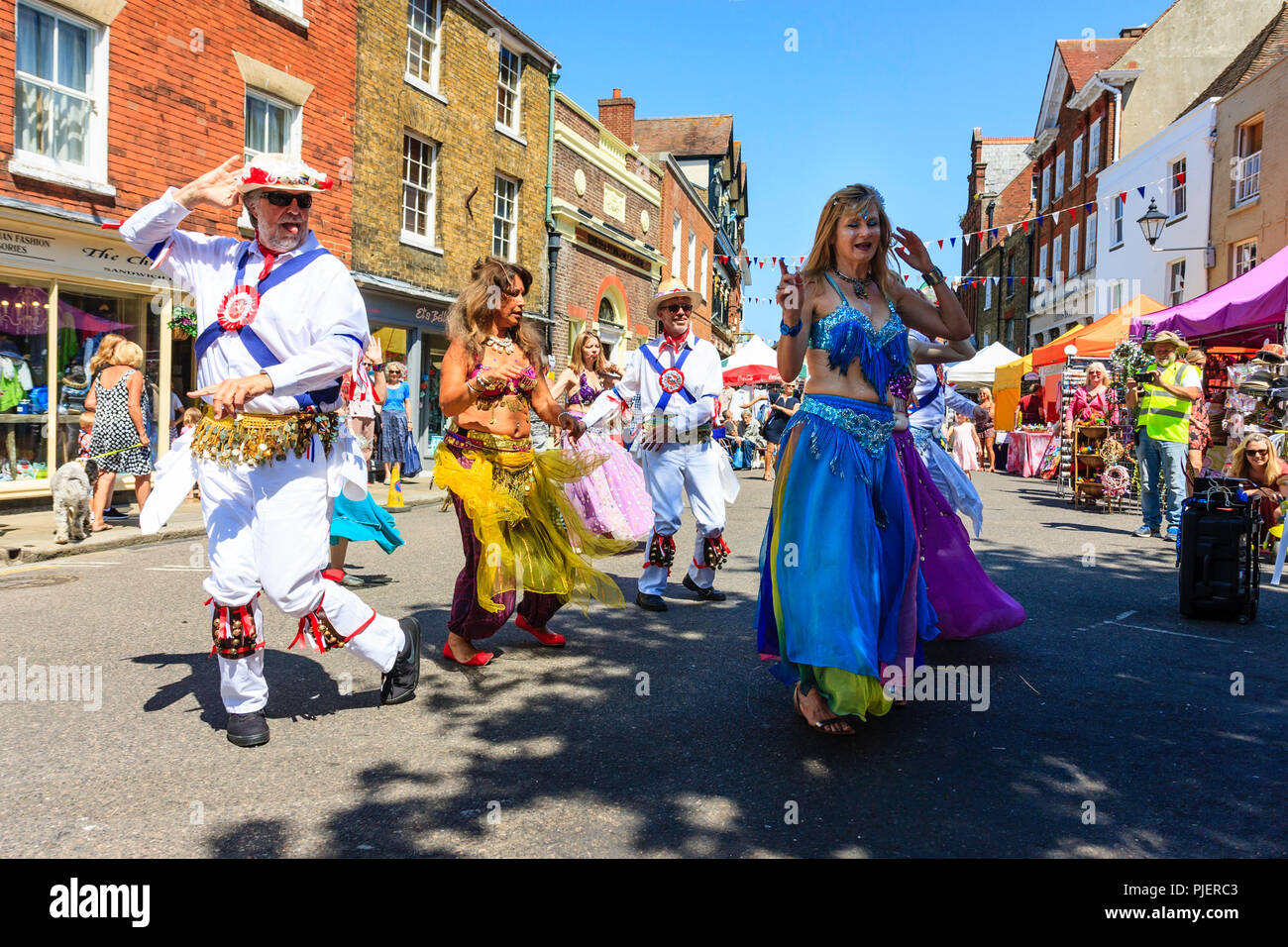 Belly dancing group Banque de photographies et d’images à haute ...