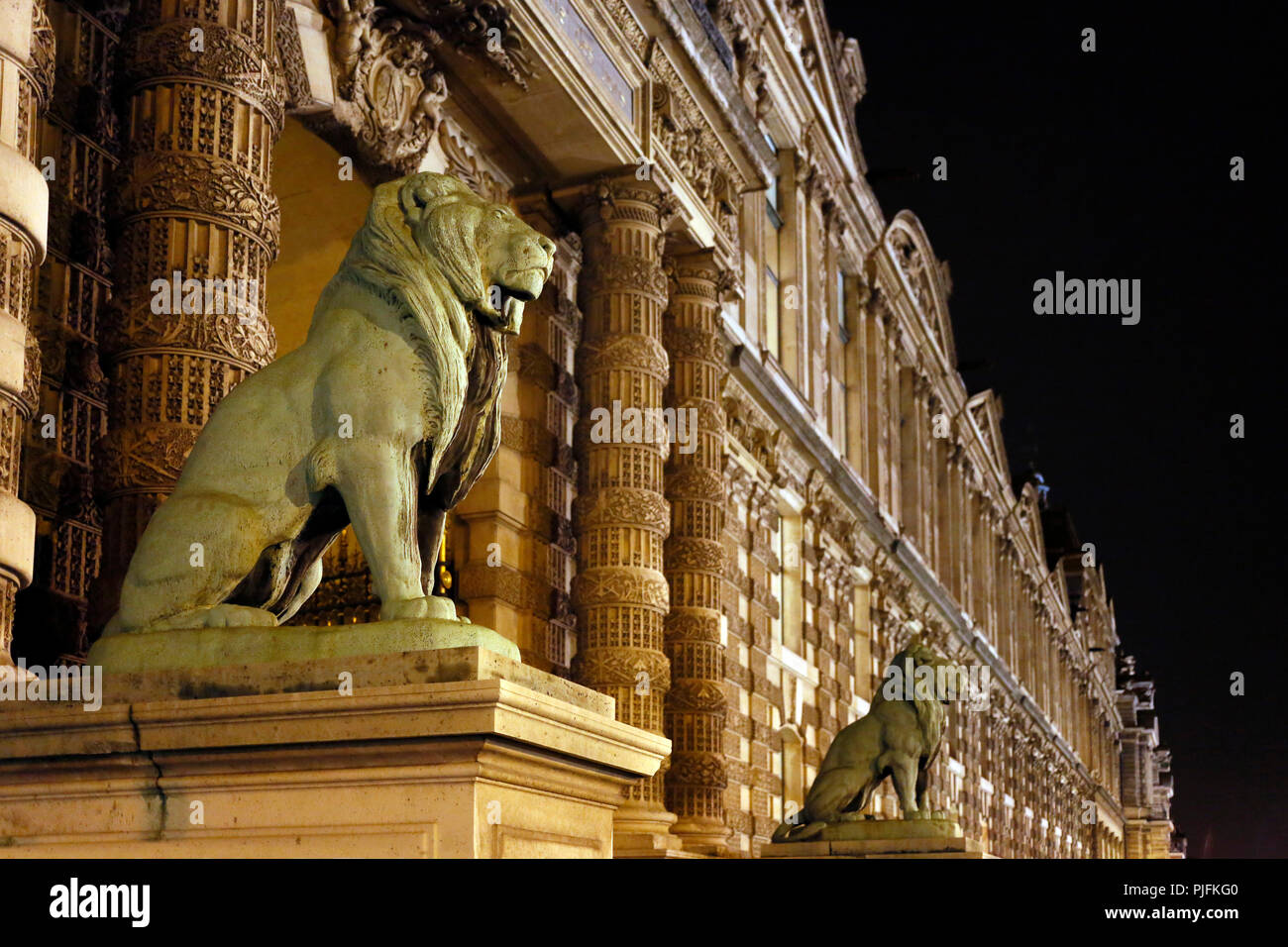 Paris, 1er arrondissement., Louvre. Façade côté Seine. Sculptures de ...