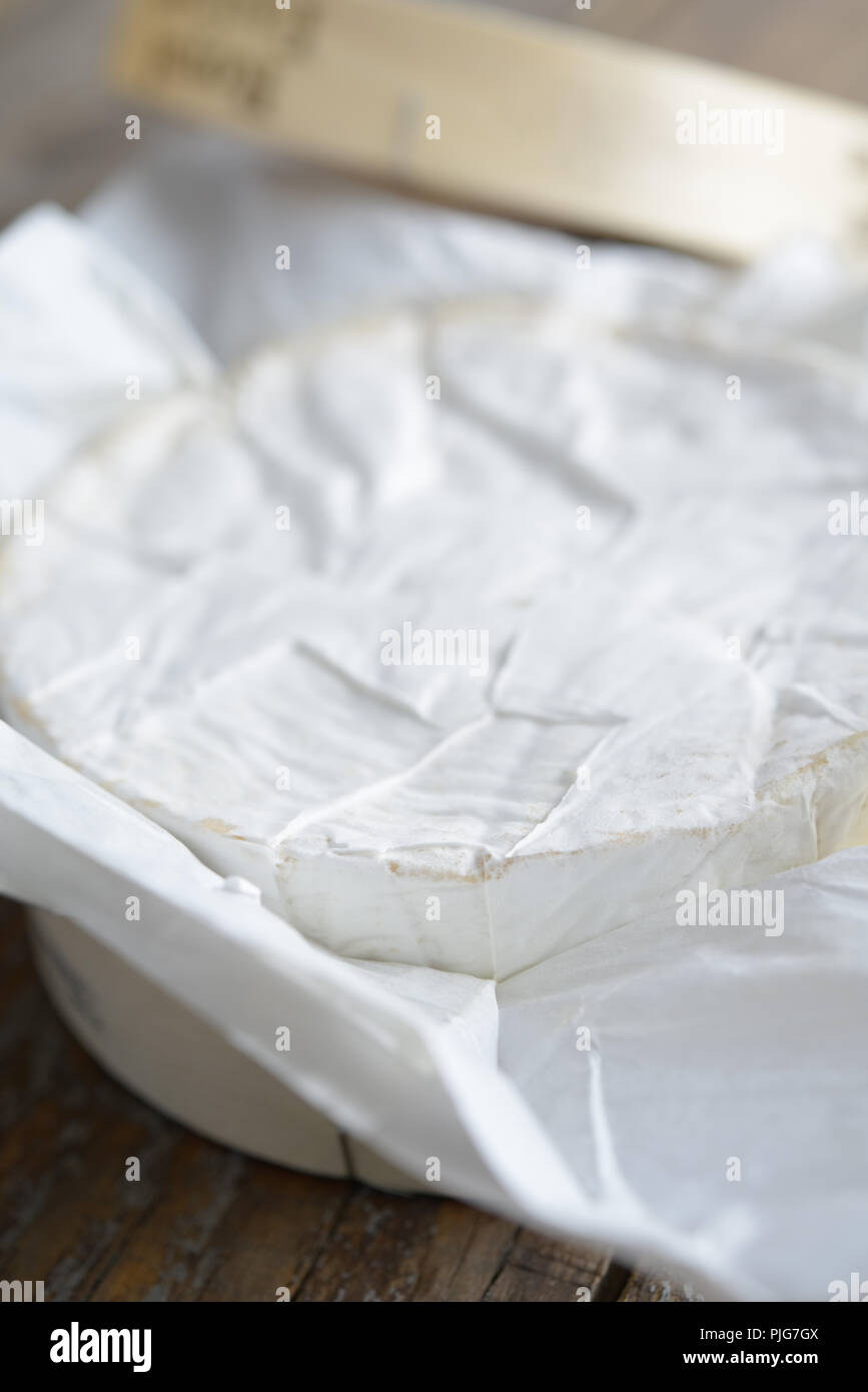 Camembert box Banque de photographies et d’images à haute résolution ...