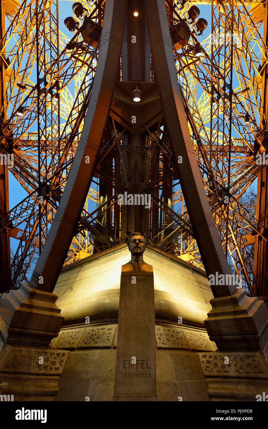 L'Europe, Paris, vue verticale d'un pied de la Tour Eiffel et le portrait de Gustave Eiffel, son ...