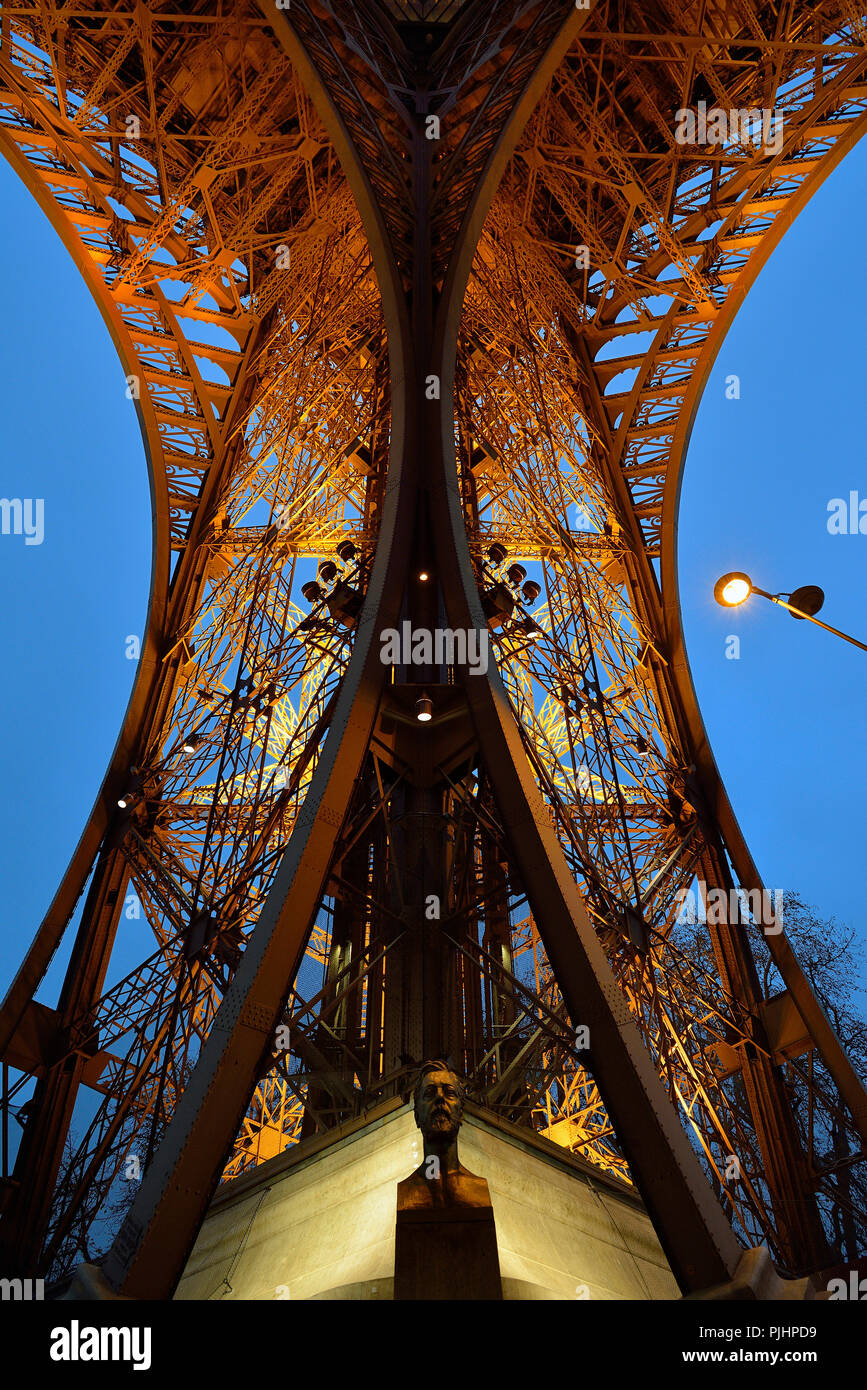 L'Europe, Paris, vue verticale d'un pied de la Tour Eiffel et le portrait de Gustave Eiffel, son ...