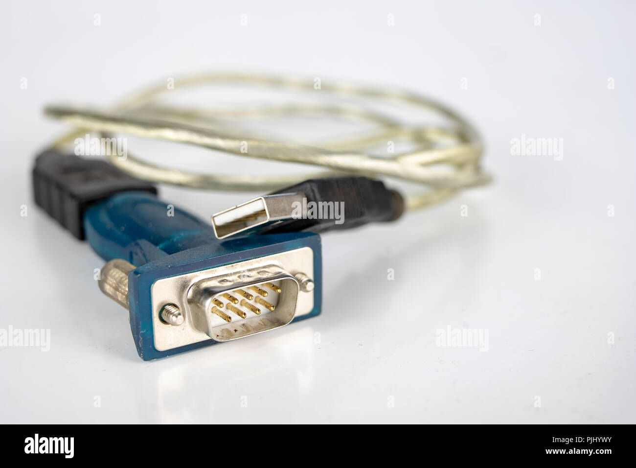 Ancien PC câbles sur un tableau blanc .. Com et LPT connecteurs pour ...