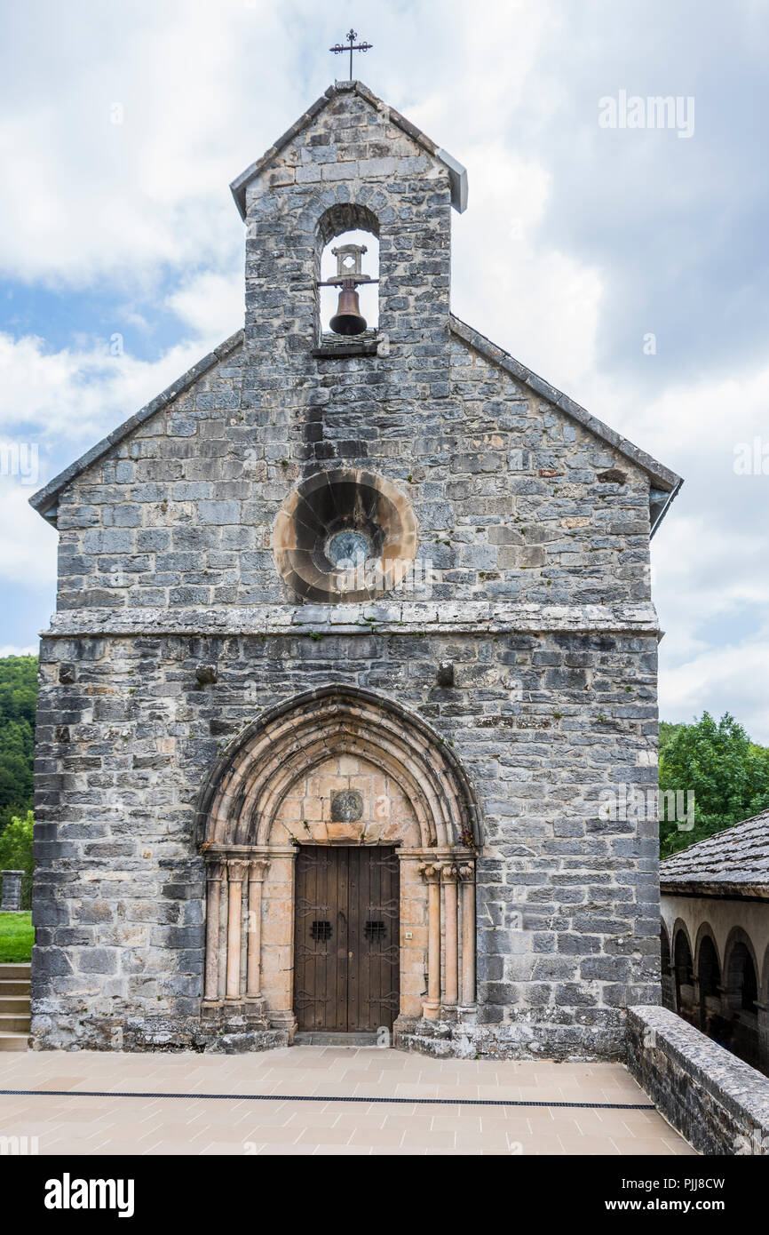 Façade de l'ancienne abbaye de Saint Jacques dans l'église collégiale ...
