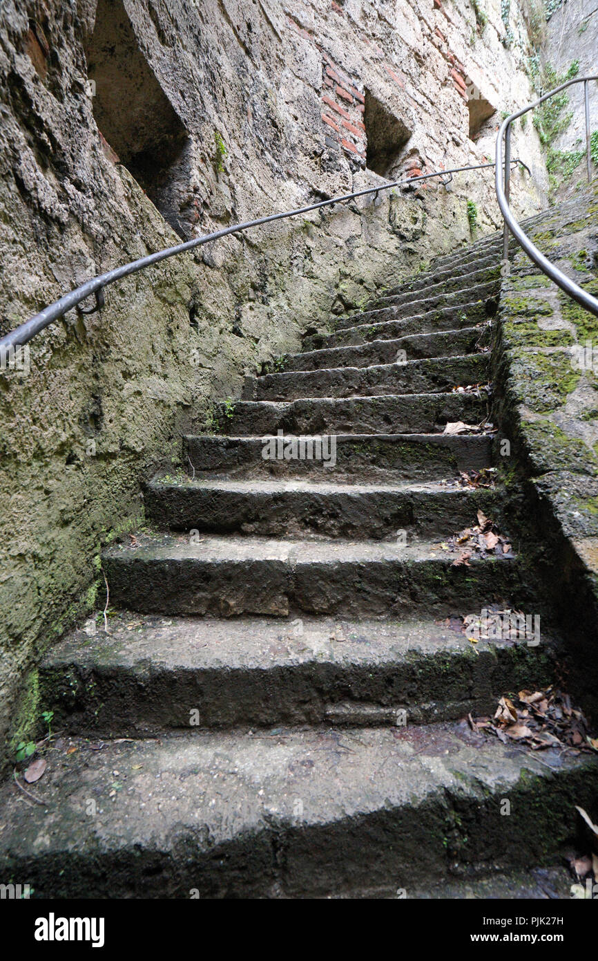 Escaliers de pierre raides Banque de photographies et d’images à haute ...