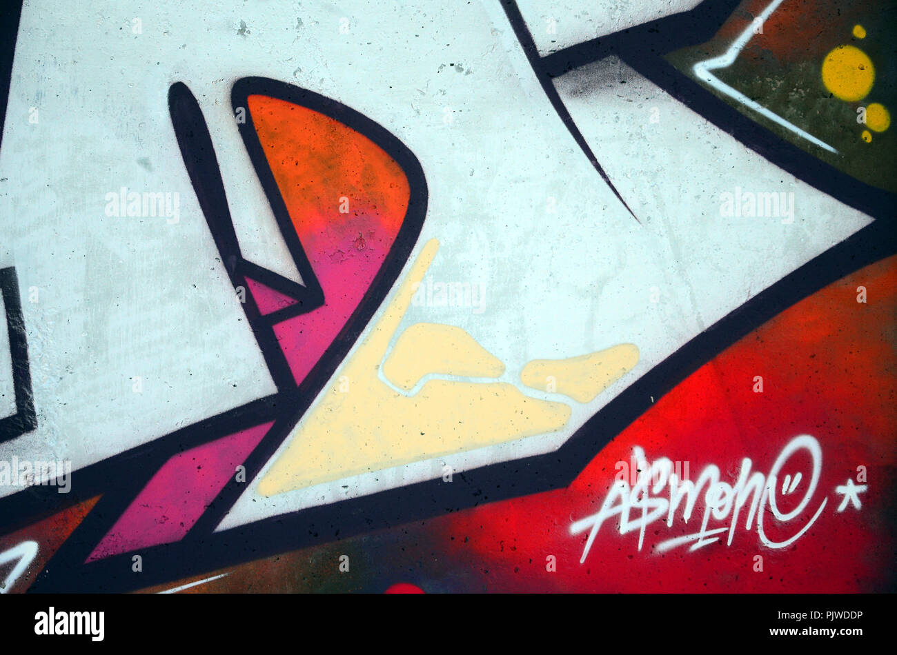 Le vieux mur, peint en couleur rouge dessin graffiti peintures en ...