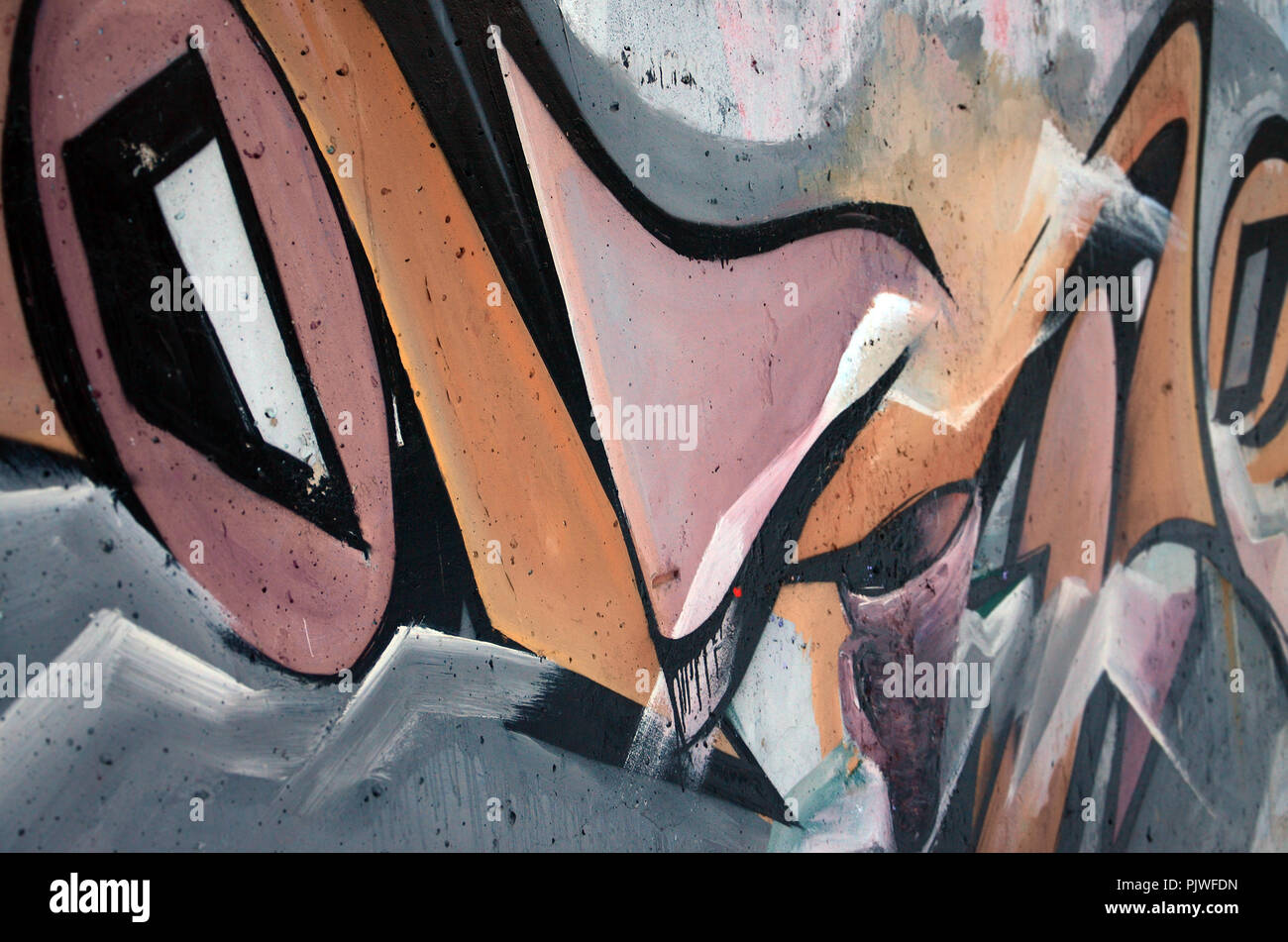 Le vieux mur, peint en couleur rouge dessin graffiti peintures en ...