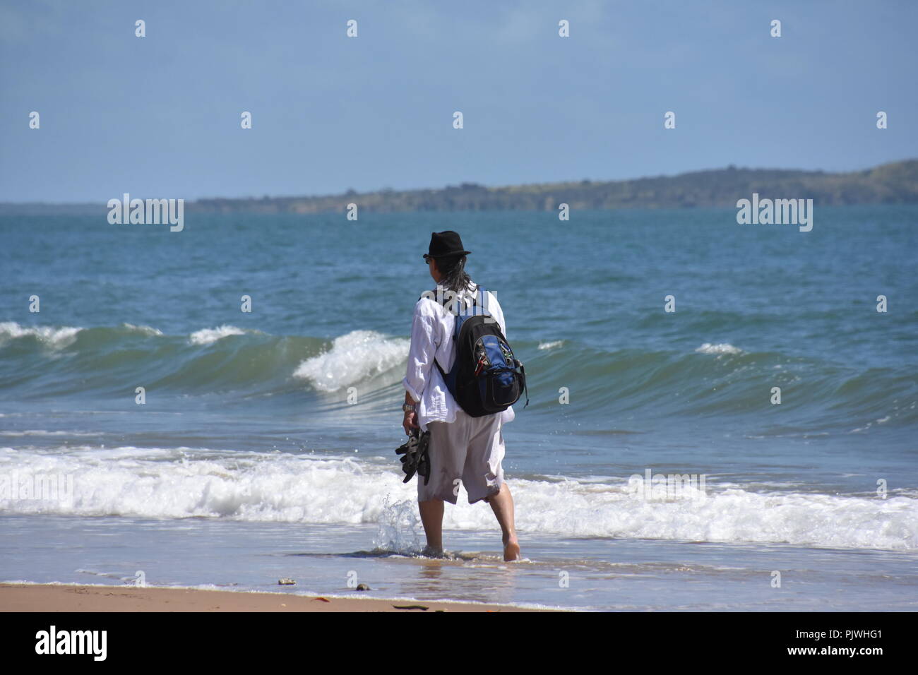 Lone walker Banque de photographies et d’images à haute résolution - Alamy