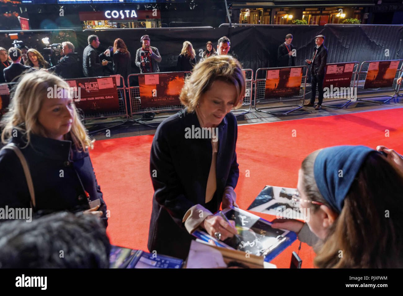 L'actrice Sigourney Weaver, signe des autographes comme elle arrive à ...