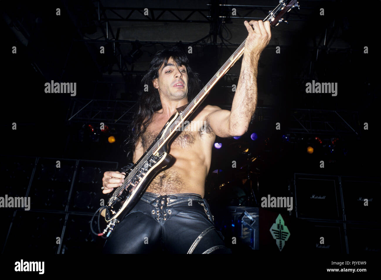 Joey DeMaio (Manowar) sur 01.10.1984 à München / Munich. Dans le monde ...