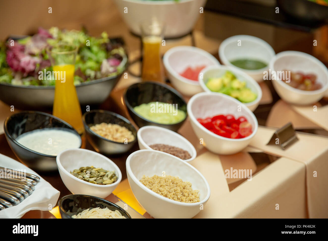 Bar à salades de légumes frais. Des aliments sains à une table du ...