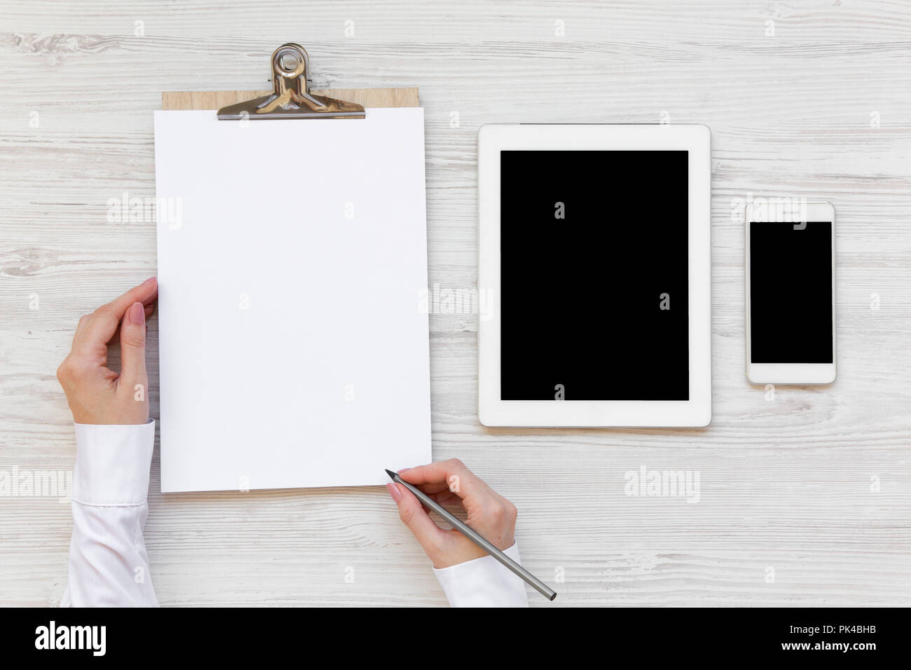 Espace de travail avec tablette, smartphone, les mains des femmes et ...