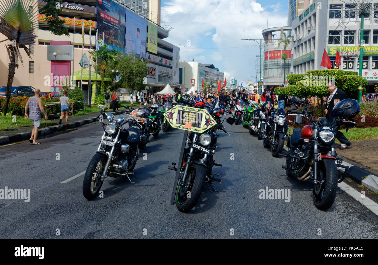 Les Dayak de motos motards de Kuching sur le stand du club au début de ...