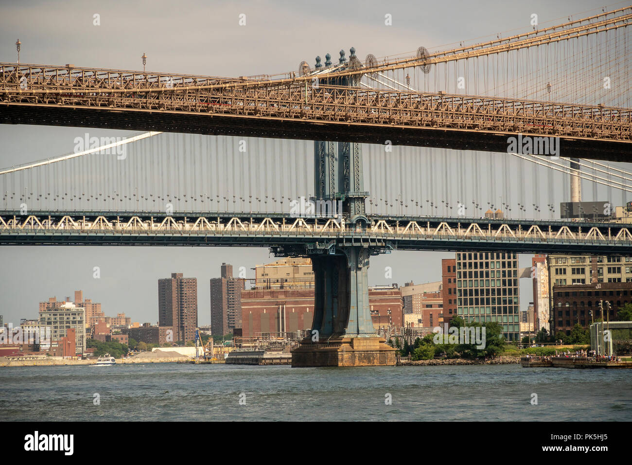 Subway train on the brooklyn bridge in manhattan Banque de photographies et d’images à haute ...