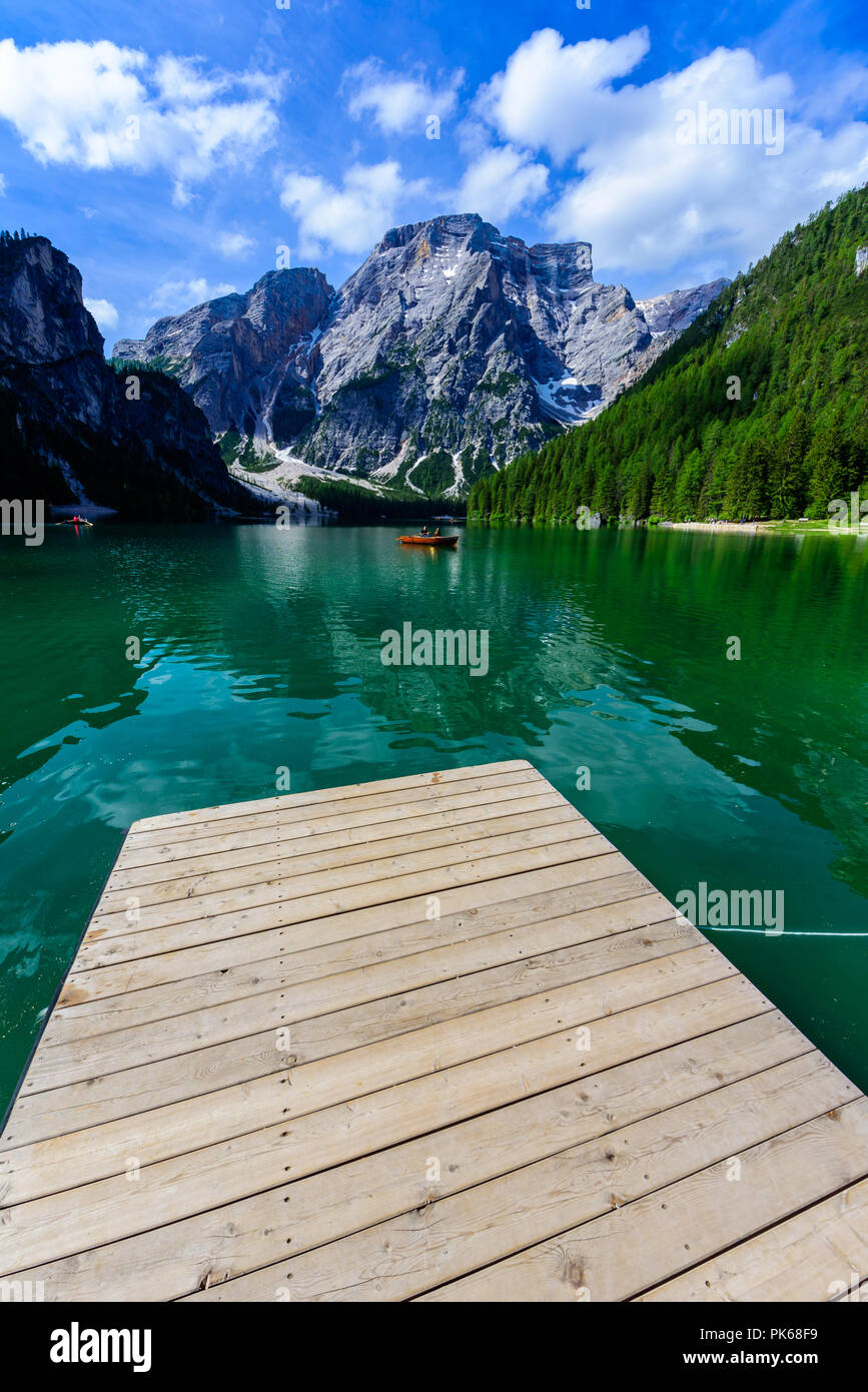 Barques Sur Le Lac De Braies Banque d'image et photos - Alamy