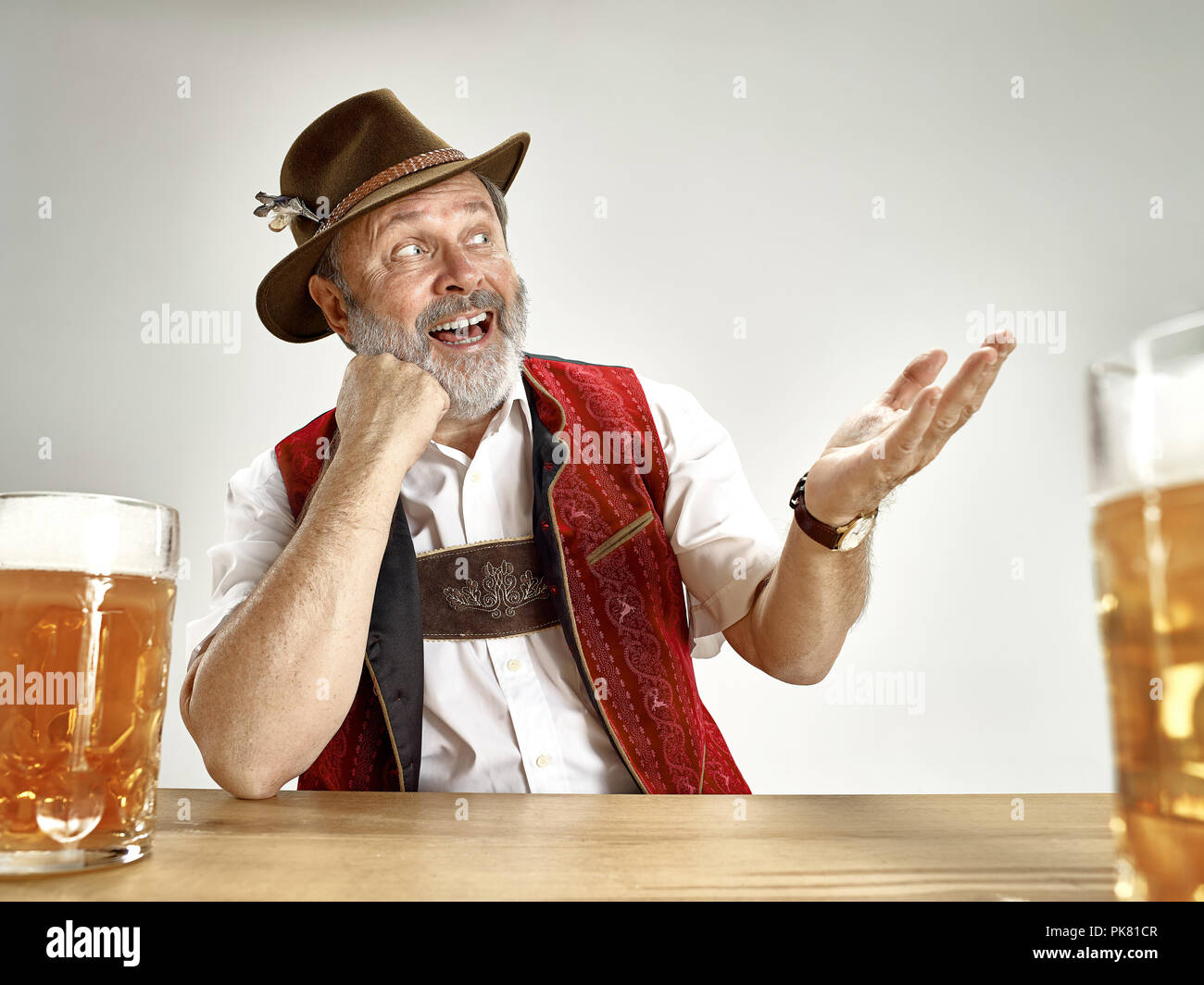 Allemagne, Berlin,. Le happy smiling senior man with beer habillés en ...