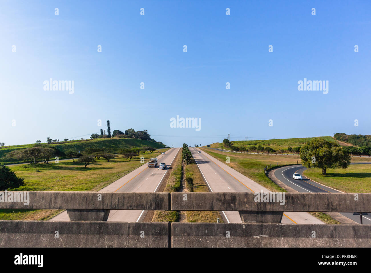 L'autoroute de la route des véhicules sur la rampe d'entrée voir pilote ...