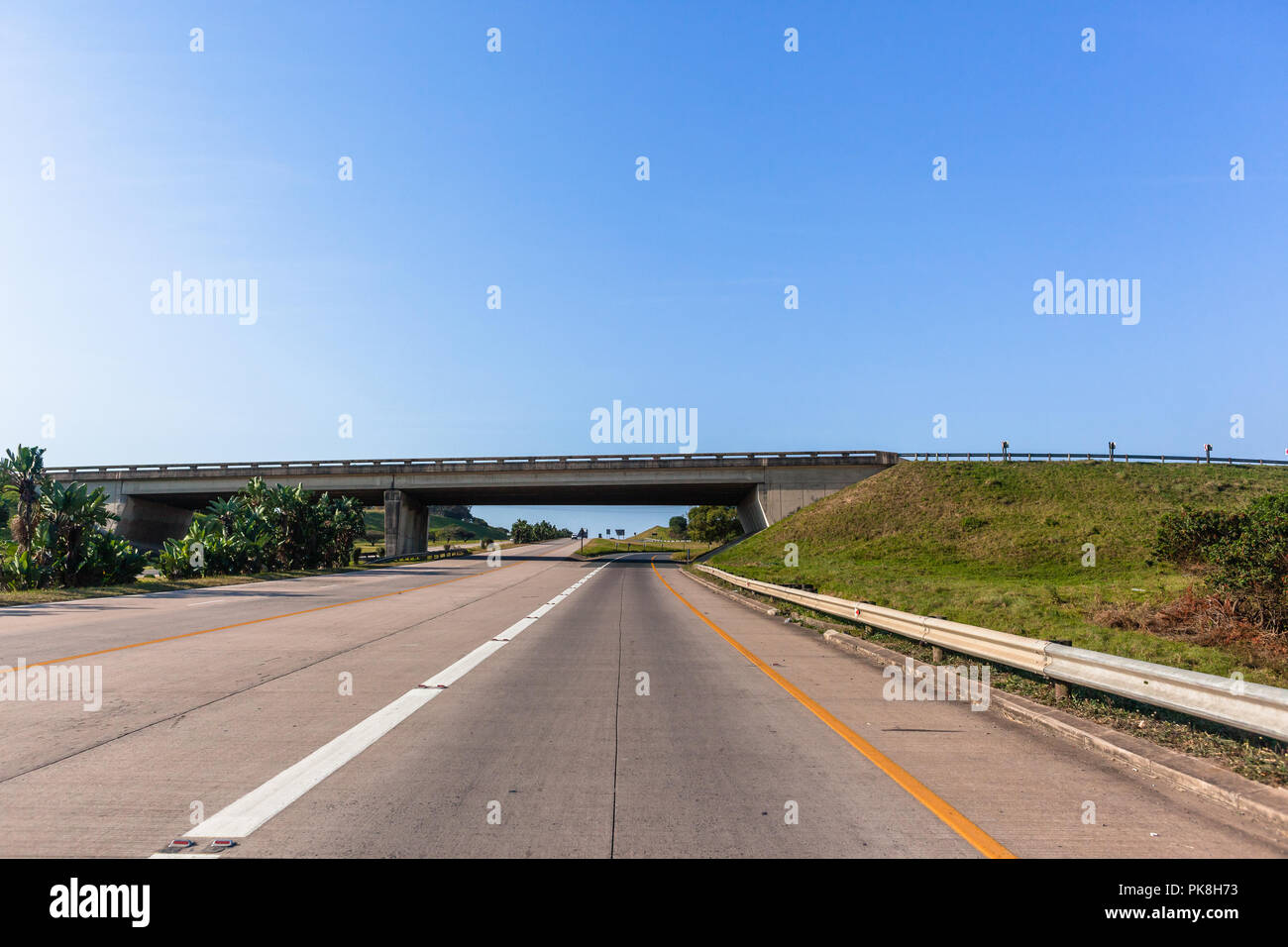 L'autoroute de la route des véhicules sur la rampe d'entrée voir pilote ...