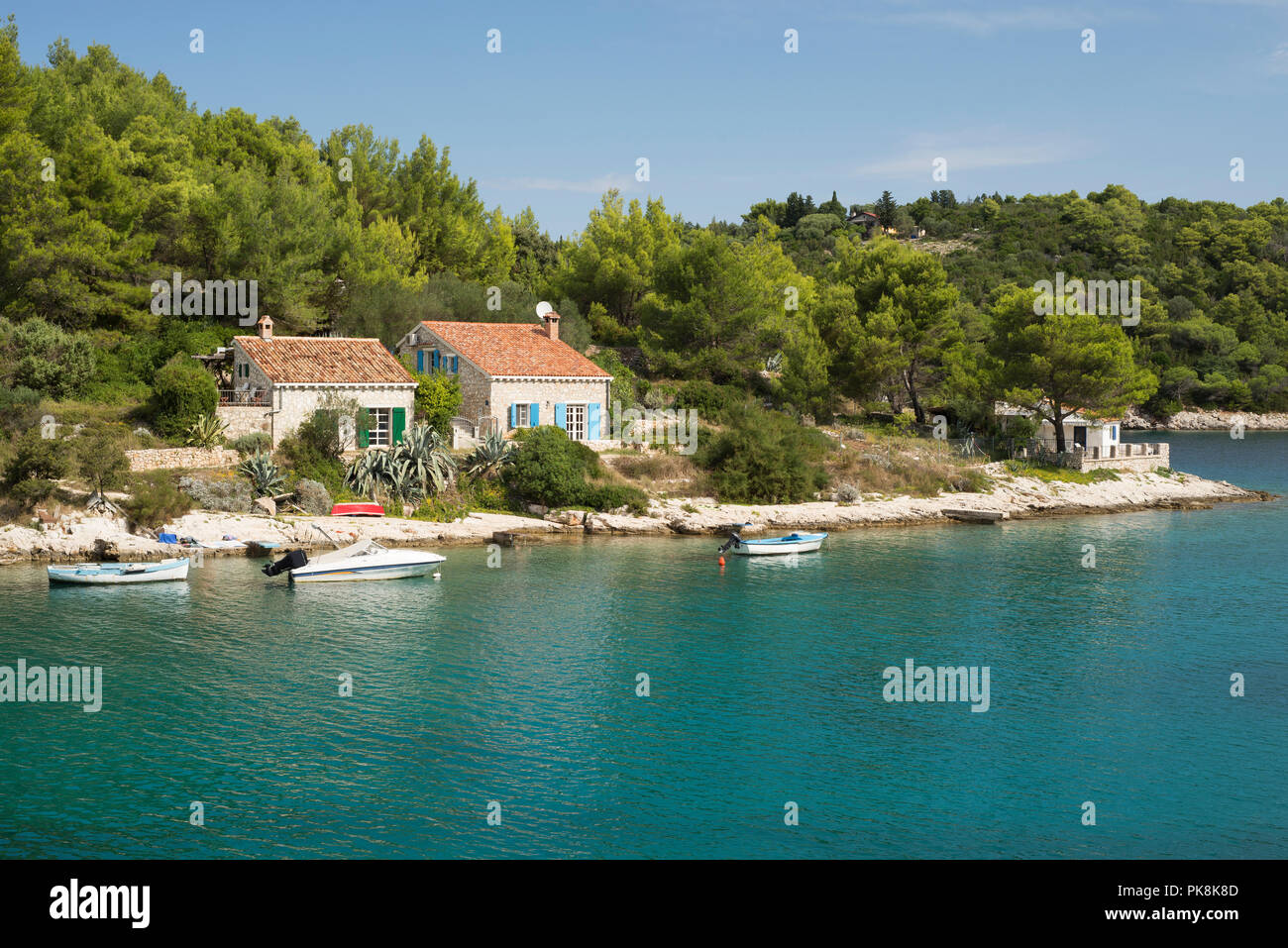 Maisons en pierre naturelle avec des tuiles de couleur ocre, bateaux et ...