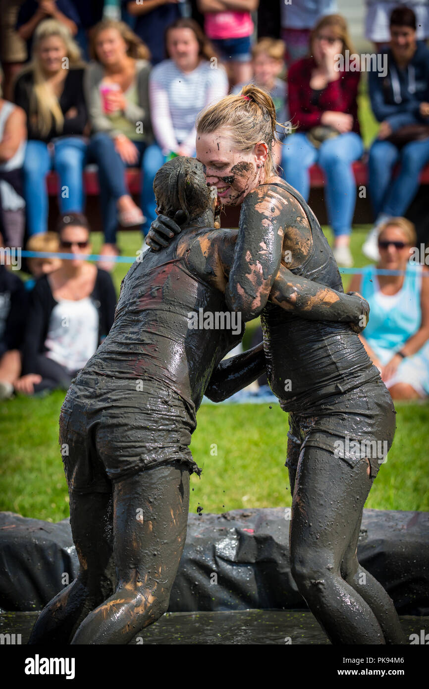 Mud wrestling women you Banque de photographies et d’images à haute ...