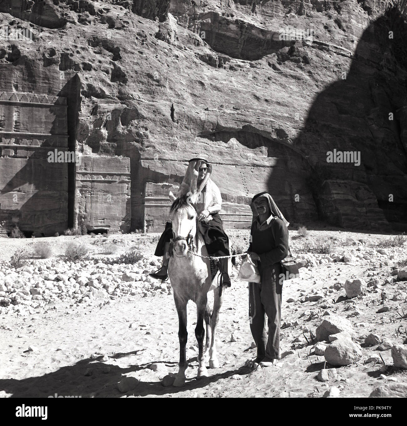 Années 1950, Jordanie, lady'sur un cheval arabe étant montré le désert ...
