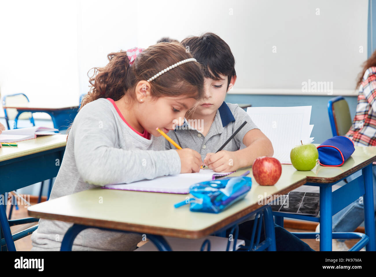 Apprendre les enfants Banque de photographies et d’images à haute ...