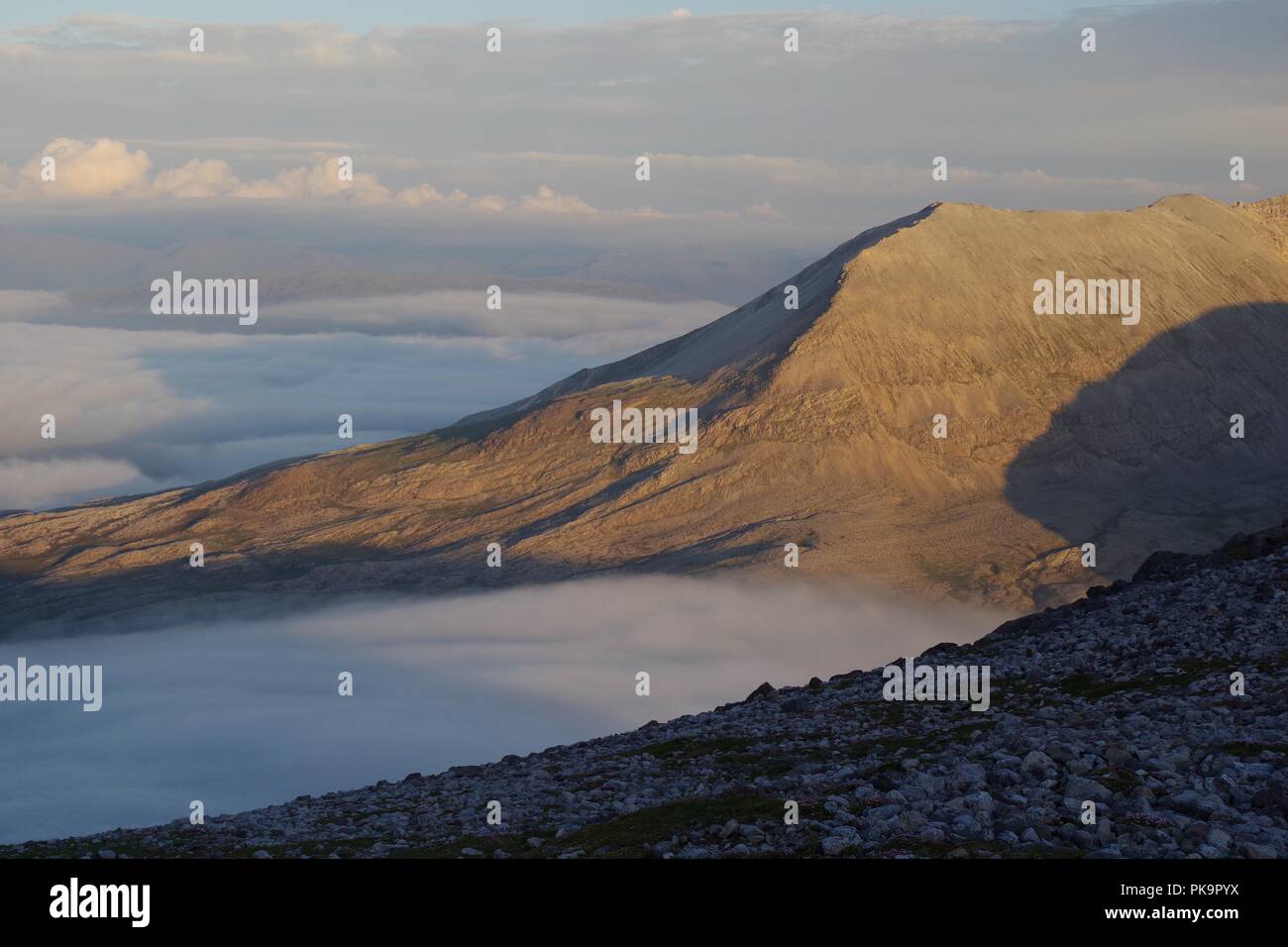 La montagne spectaculaire Inversion des nuages au coucher du soleil par ...