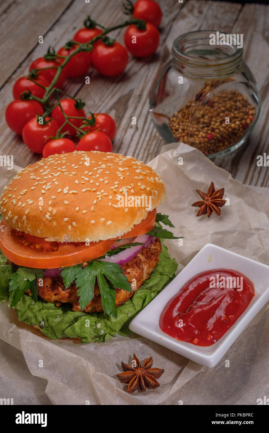 Le hamburger se trouve sur une ancienne table en bois. Sur la table est ...