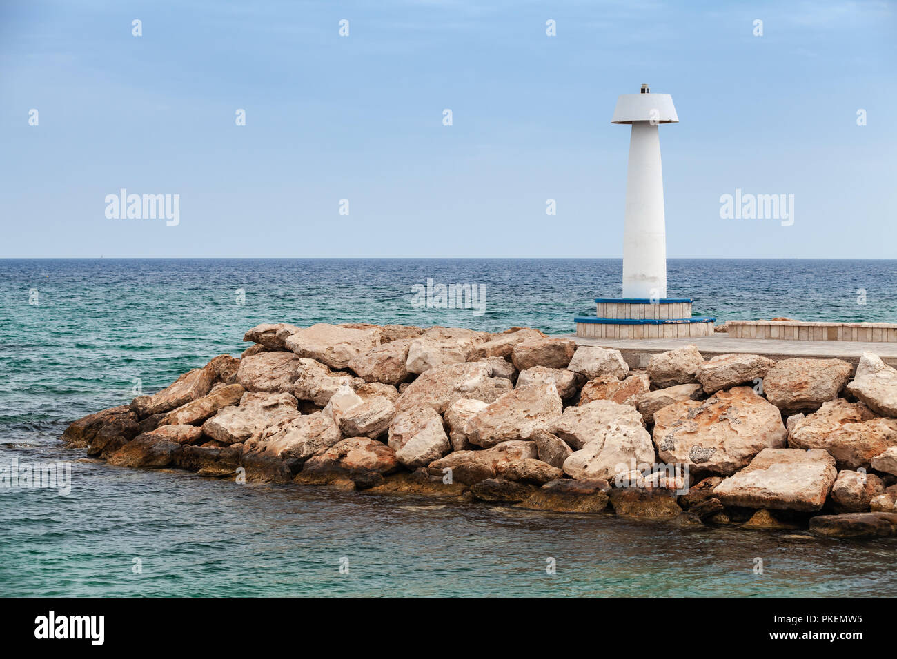 Tour phare blanc sur le brise-lames à l'entrée de l'orifice d'Ayia Napa ...