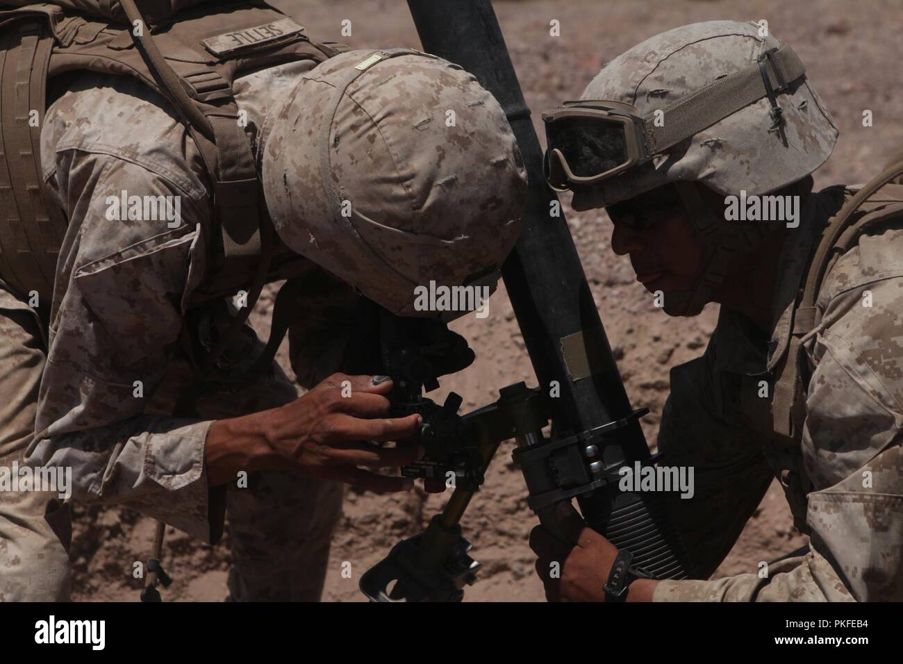 81mm mortar system Banque de photographies et d’images à haute ...