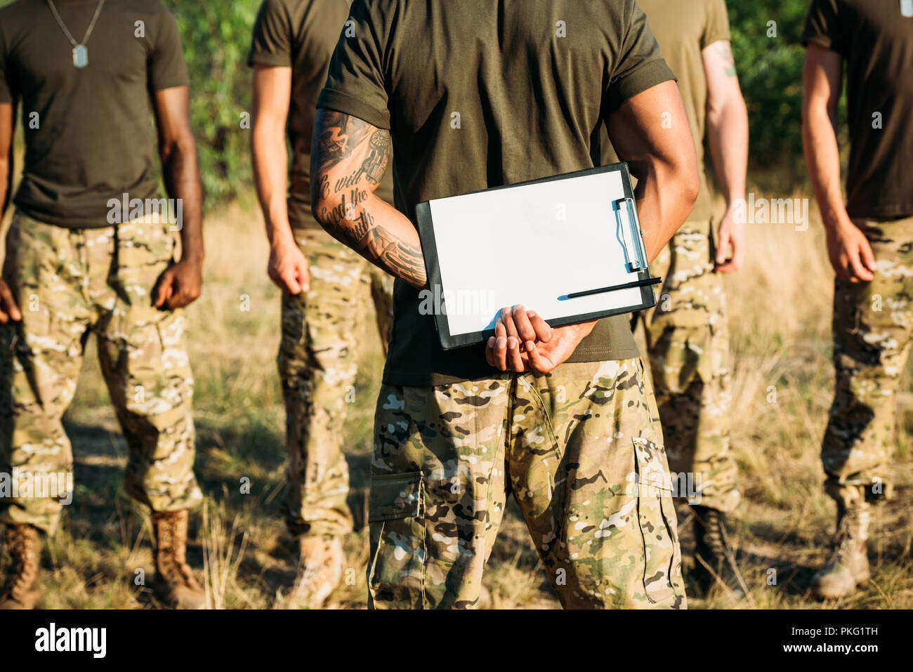Vue partielle de l'instructeur tactique avec notepad et multiraciale ...