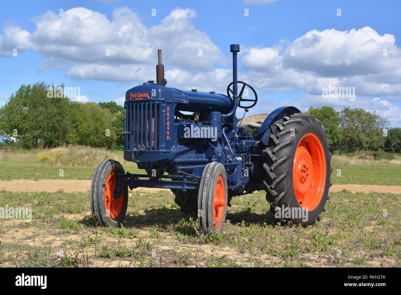 Blue fordson tractor Banque de photographies et d’images à haute ...