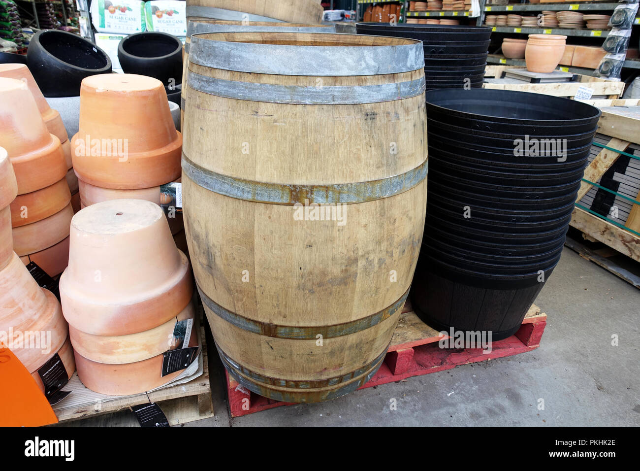 Tonneau en bois vide Banque de photographies et d’images à haute ...