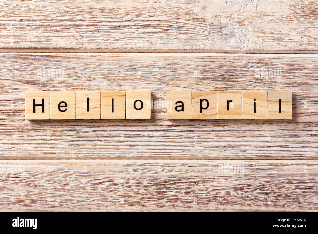 Bonjour avril mot écrit sur une cale en bois. bonjour avril texte sur ...