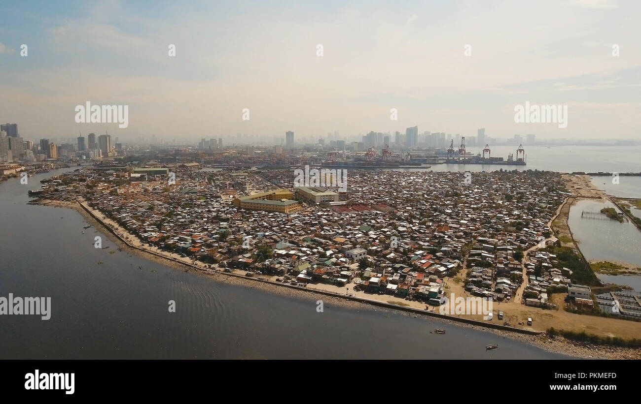 Vue aérienne du quartier défavorisé de bidonvilles de Manille, des ...