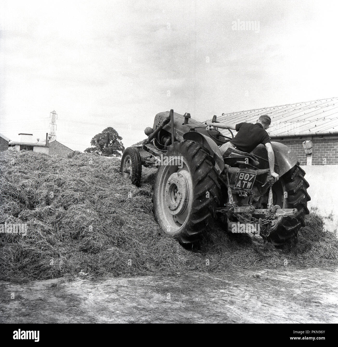 1950s farm tractor Banque de photographies et d’images à haute ...