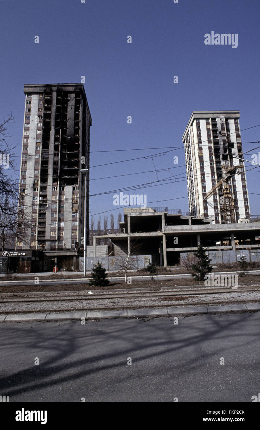 Destroyed apartments sarajevo Banque de photographies et d’images à ...