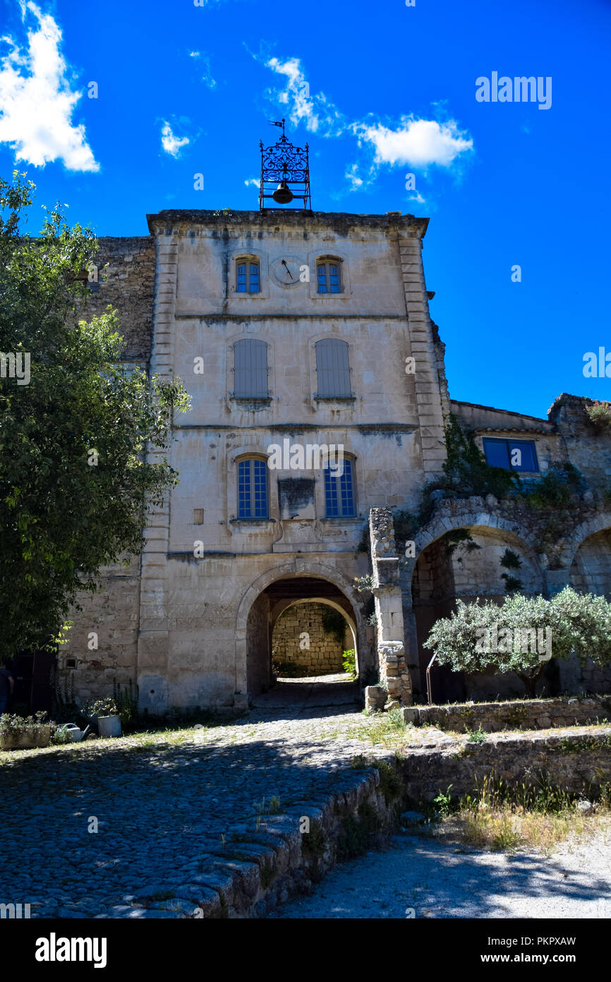 Le village d'Oppède, avec les ruines d'Oppède-le-Vieux donnant sur elle ...