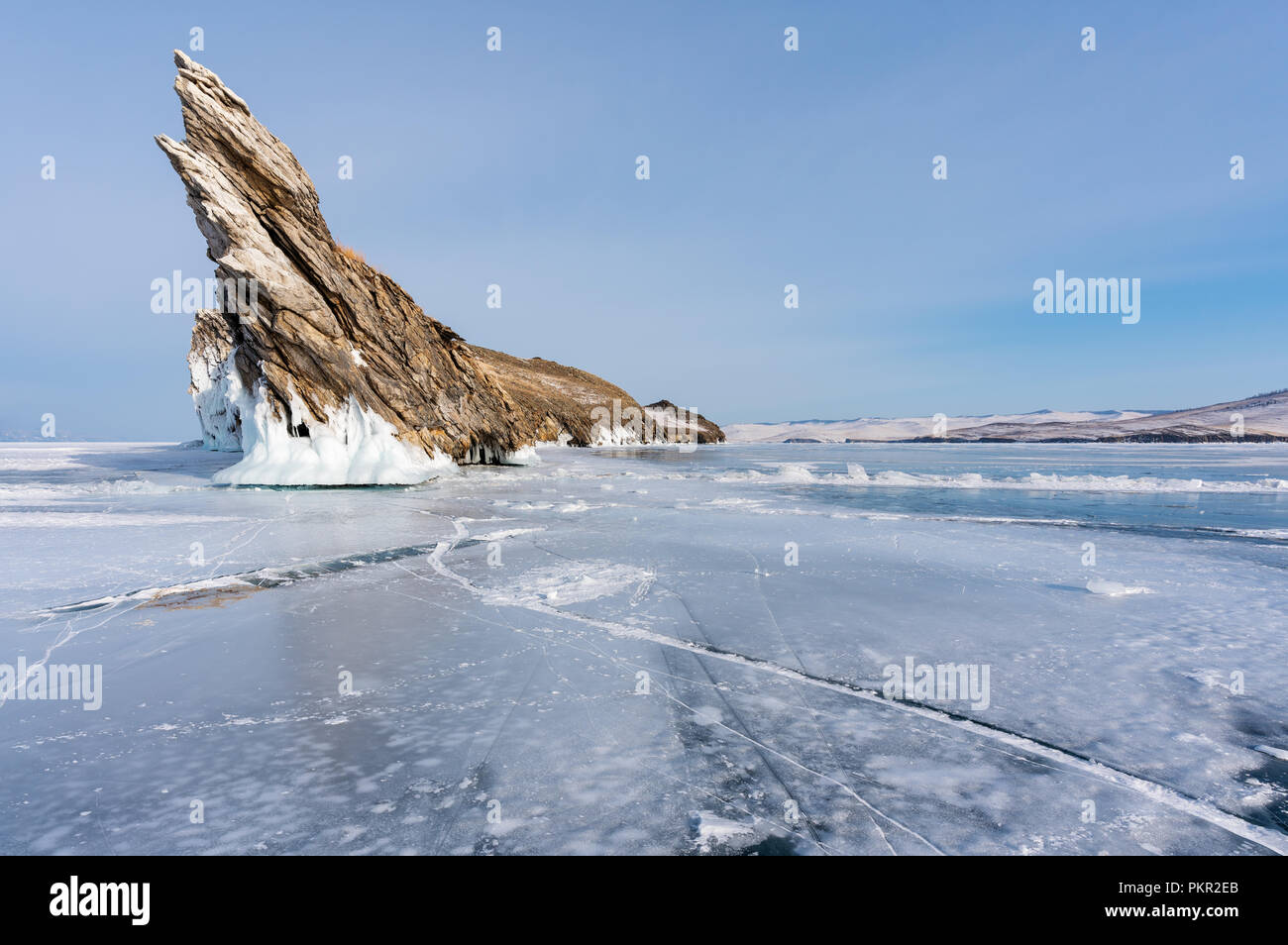 Paysage d'hiver, lac gelé avec une vue magnifique sur la montagne sur l ...