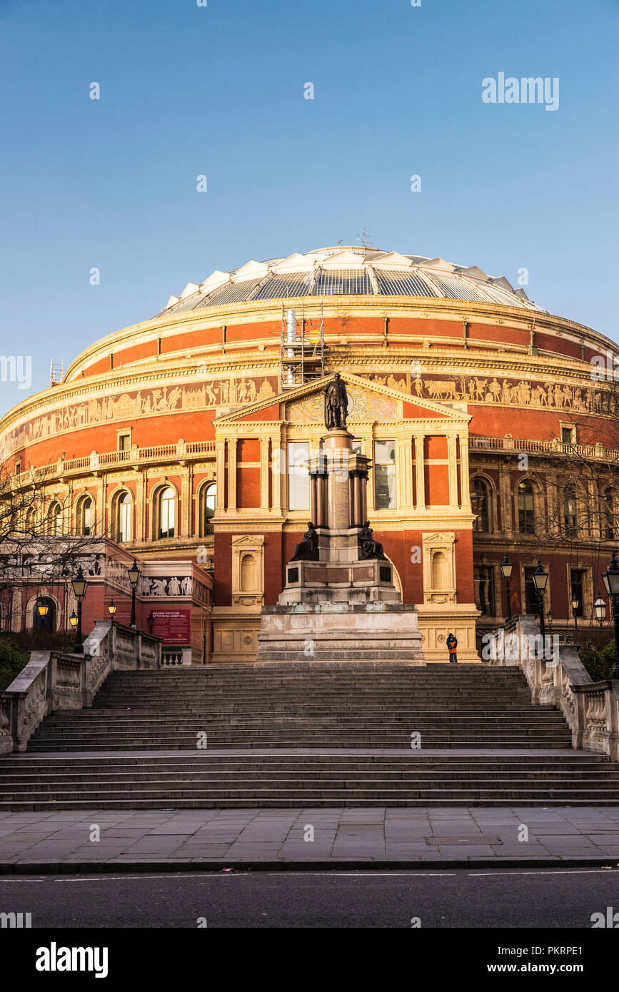 Façade d'un Royal Albert Hall, ancien bâtiment classique avec peolple ...