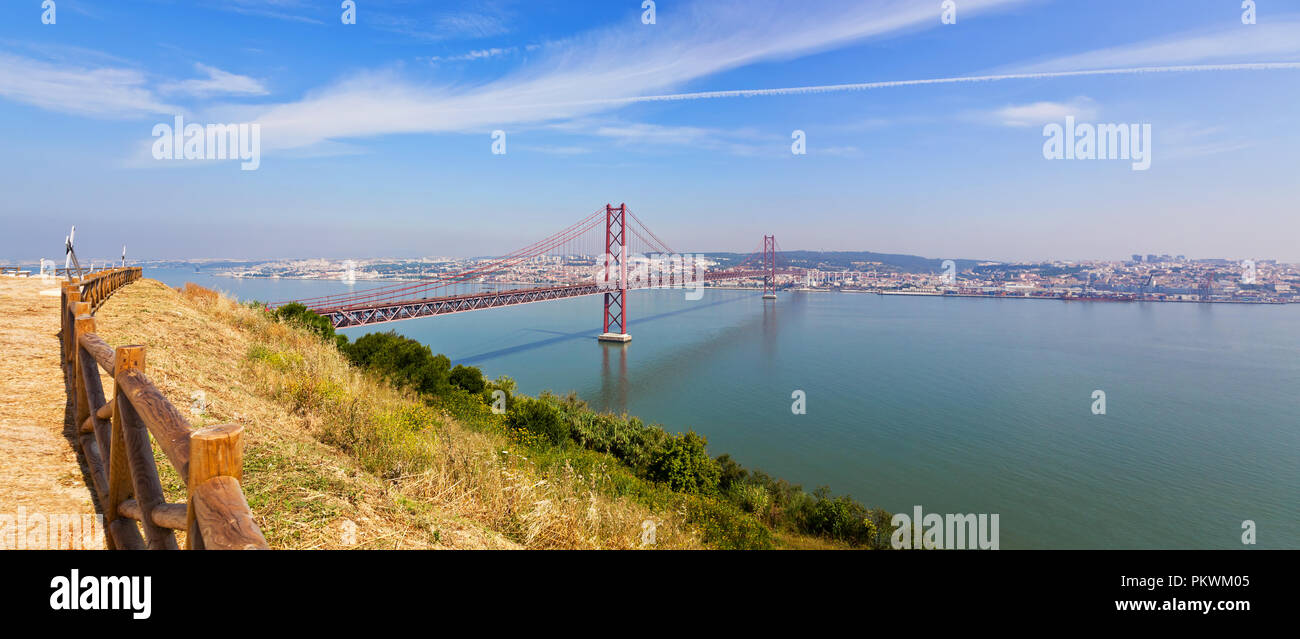 Le pont Ponte 25 de Abril à Lisbonne, Portugal. Relie les villes de ...